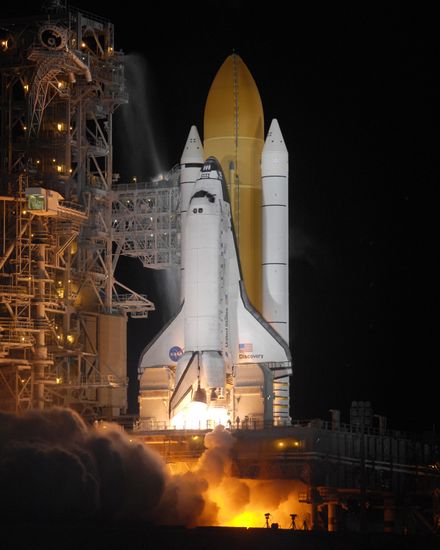 Nasas Space Shuttle Discovery Launches Launch Editorial Stock Photo ...