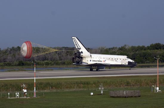 Nasas Space Shuttle Discovery Touches Down Editorial Stock Photo ...