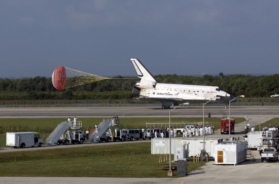 Nasas Space Shuttle Discovery Touches Down Editorial Stock Photo ...