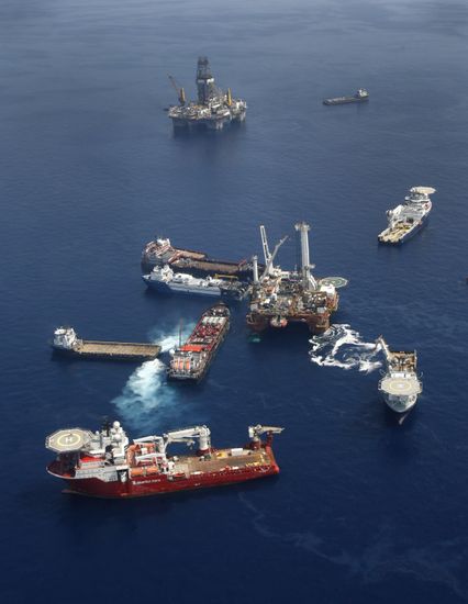Work Boats Surround One Rigs Drilling Editorial Stock Photo - Stock ...