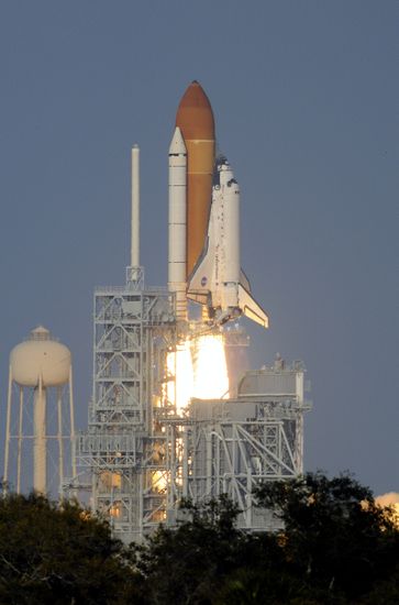 Nasas Space Shuttle Discovery Launches On Editorial Stock Photo - Stock ...