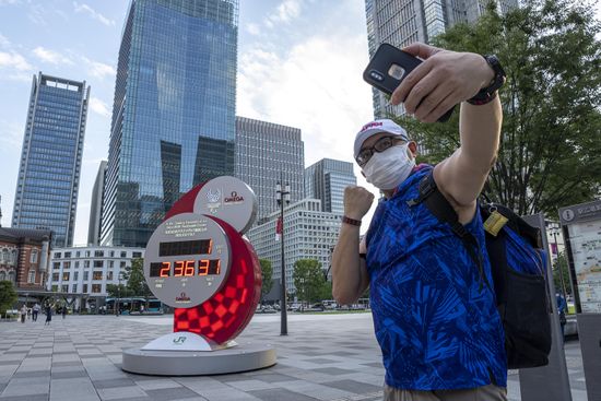 Man Takes Selfie Electronic Countdown Timer Editorial Stock Photo ...