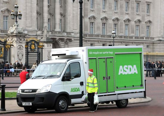 Asda Delivery Van Outside Buckingham Palace Editorial Stock Photo ...