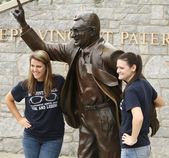 People Pose Pictures Joe Paterno Statue Editorial Stock Photo - Stock ...