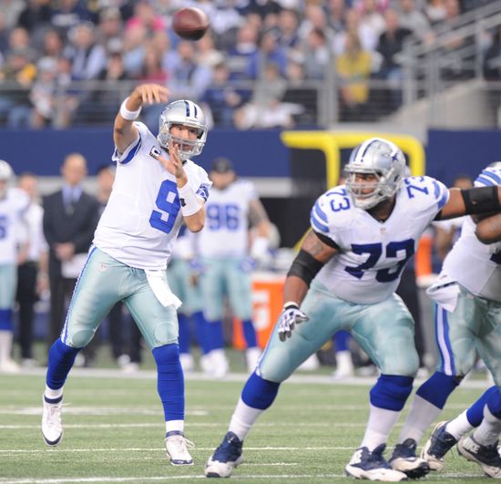 Dallas Cowboys Tony Romo Throws Against Editorial Stock Photo - Stock ...