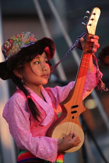 Tibetan Girl Playing Dranyen Tibetan Lute Editorial Stock Photo - Stock ...