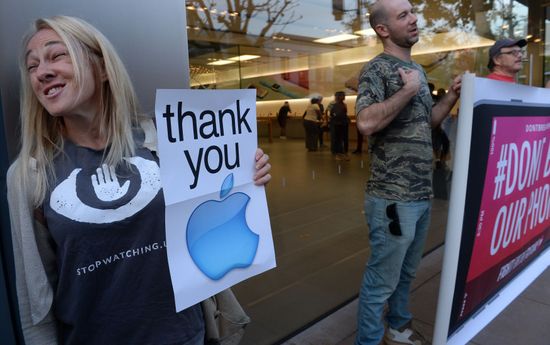 Privacy Activists Gather Outside Apple Store Editorial Stock Photo ...