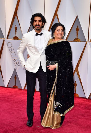 Dev Patel His Mother Anita Arrive - Foto de stock de contenido ...