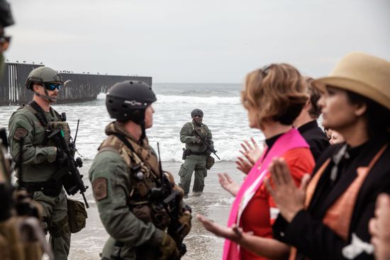 Border Patrol Agents Face Off Demonstrators Editorial Stock Photo ...
