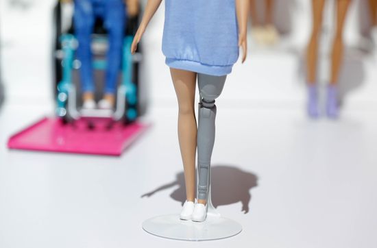 Barbie Handicapped Wheelchair Prosthetic Leg Dolls - Foto de stock de ...