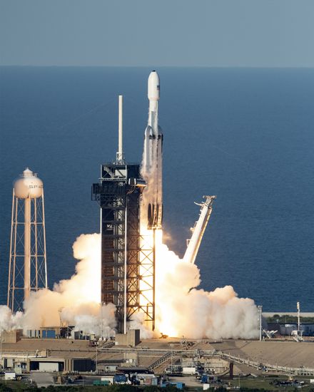 Spacex Falcon 9 Heavy Rocket Launches Editorial Stock Photo - Stock ...