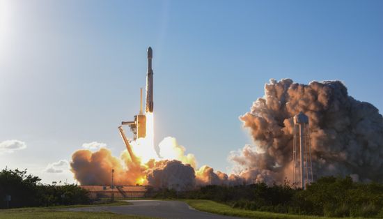 Spacex Falcon 9 Heavy Rocket Launches Editorial Stock Photo - Stock ...