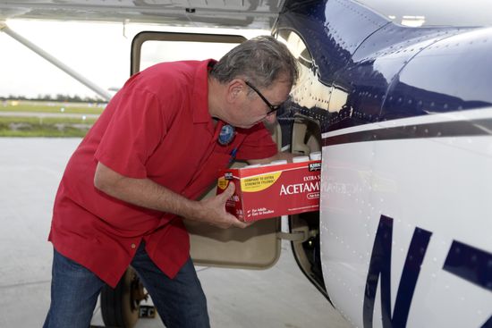Rob Wyre Loads Cessna 182 Medical Editorial Stock Photo - Stock Image ...