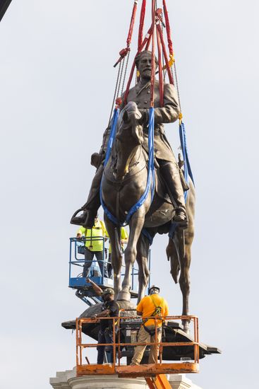 Workers Remove Statue Confederate General Robert Editorial Stock Photo ...