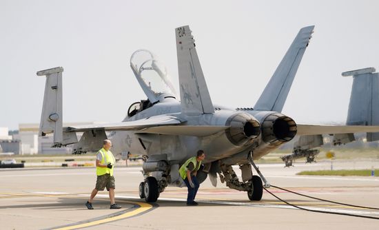 Boeing Technicians Prepare Move F18 Military Editorial Stock Photo ...