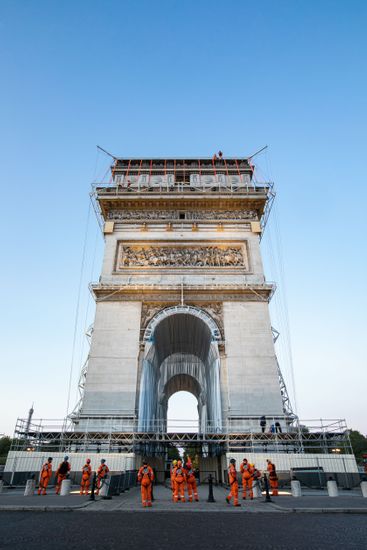 Deployment Tarpaulin On Arch Triumph 25000 Editorial Stock Photo ...