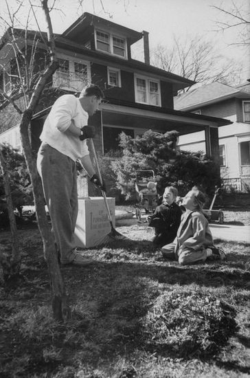 Parent Racking Leaves Front Yard Children Editorial Stock Photo - Stock ...