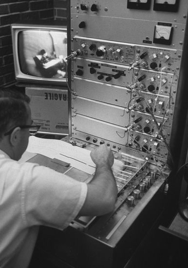 Technician Using Tv Polygraph Watch Reactions Editorial Stock Photo ...