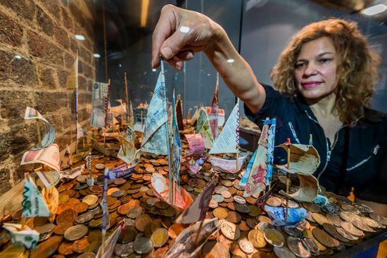 Artist Susan Stockwell Completes Her Sculptural Editorial Stock Photo ...