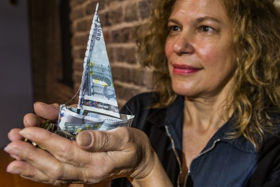 Artist Susan Stockwell Completes Her Sculptural Editorial Stock Photo ...