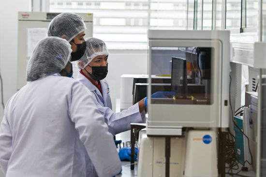 Technicians Work Lab Fill Finish Operation Editorial Stock Photo ...