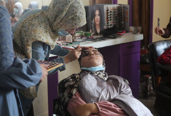 Palestinian Woman Learns Makeup Skills During Editorial Stock Photo ...