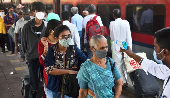 Bmc Health Worker Checks Temperature Passenger Editorial Stock Photo ...