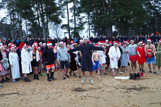 Christmas Bath Attracted Many Bathers Varamon Editorial Stock Photo ...