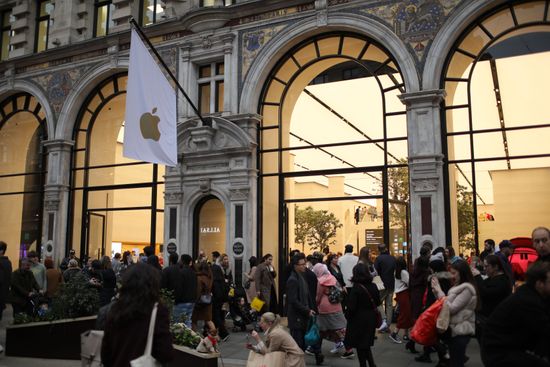 People Pass Apple Store London Britain Editorial Stock Photo - Stock ...