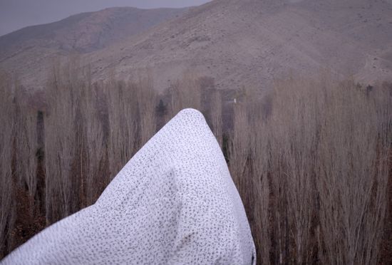 Iranian Woman White Chador Islamic Dressing - Foto de stock de ...