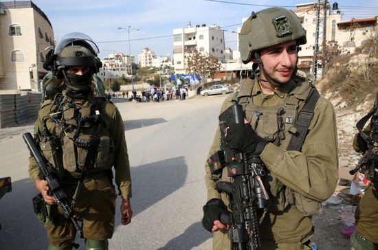 Israeli Soldiers Guard Group Jewish Settlers Editorial Stock Photo ...