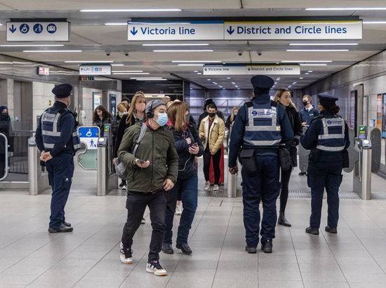 Tfl Transport Enforcement Officers Gently Remind Editorial Stock Photo ...