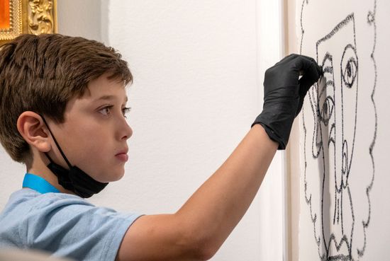 10yearold Contemporary Artist Andres Valencia Paints Editorial Stock ...
