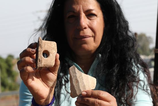 Israeli Archaeologist Displays Pottery Excavation Site Editorial Stock ...