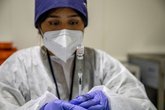 Paramedics Prepare Dose Pfizer Covid19 Vaccine Editorial Stock Photo ...