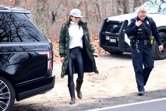 Exclusive Hilaria Baldwin Spotted Speaking Hamptons Editorial Stock ...