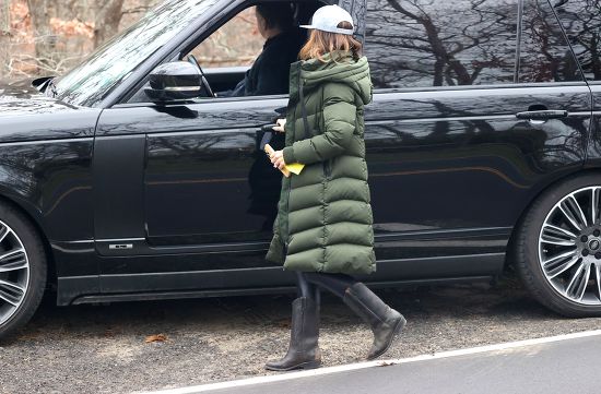 Exclusive Hilaria Baldwin Spotted Speaking Hamptons Editorial Stock ...
