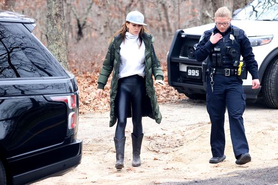 Exclusive Hilaria Baldwin Spotted Speaking Hamptons Editorial Stock ...