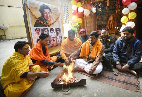 Hindu Priests Perform Hawan Rituals Pay Editorial Stock Photo - Stock ...