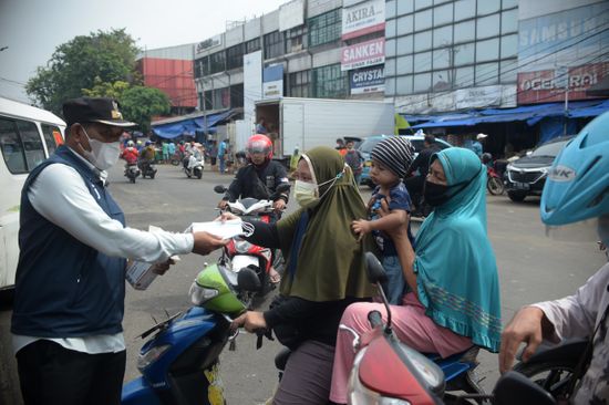 Staff Member Distributes Face Masks Motorist Editorial Stock Photo ...
