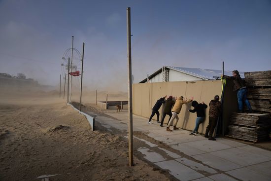 People Secure Building Against Strong Wind Editorial Stock Photo ...