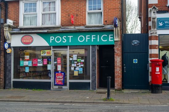 Post Office Bagshot High Street Royal Editorial Stock Photo - Stock ...