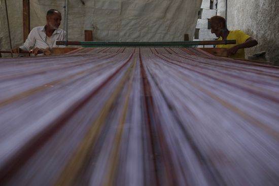 Yemeni Craftsmen Weave Traditional Mens Fabrics Editorial Stock Photo ...