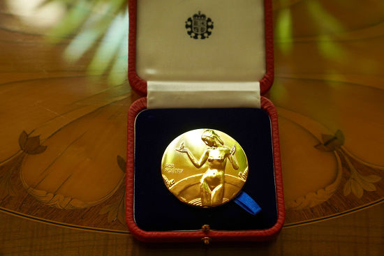 Queen Elizabeth Ii Presents Queens Gold Editorial Stock Photo - Stock ...