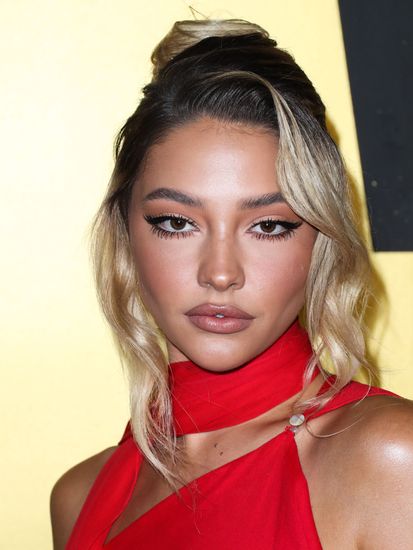 Madelyn Cline Wearing Chanel Arrives Vanities - Foto de stock de ...
