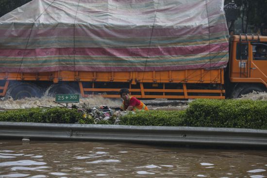 People Wait Water Subside Their Vehicles Editorial Stock Photo - Stock ...