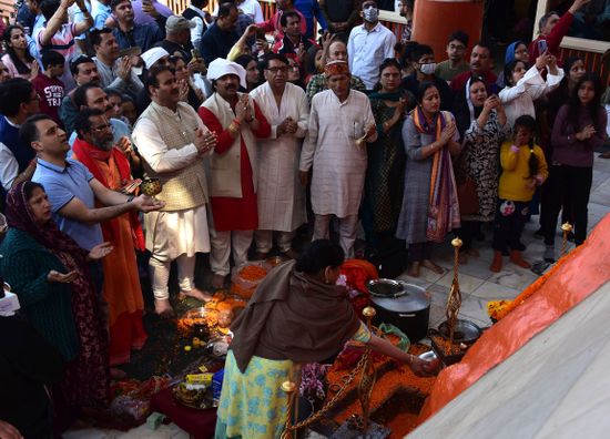 Kashmiri Pandit Devotees Offer Prayers Hari Editorial Stock Photo ...