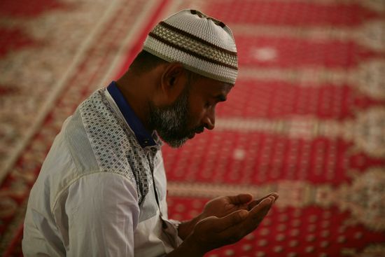 Nepali Islam Follower Reads Namaz Inside - Foto de stock de contenido ...