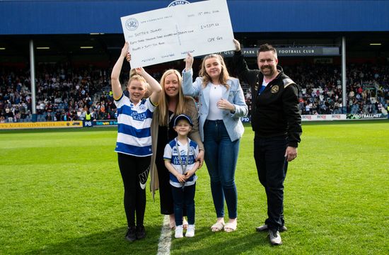 Cheque Presented Family Dotties Rees Following Editorial Stock Photo ...