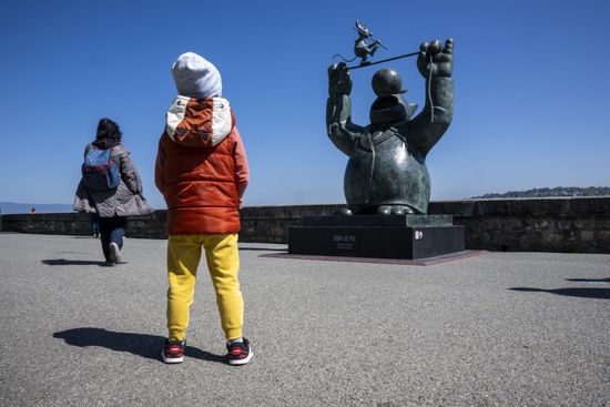People Look Sculpture On Display Part Editorial Stock Photo - Stock ...